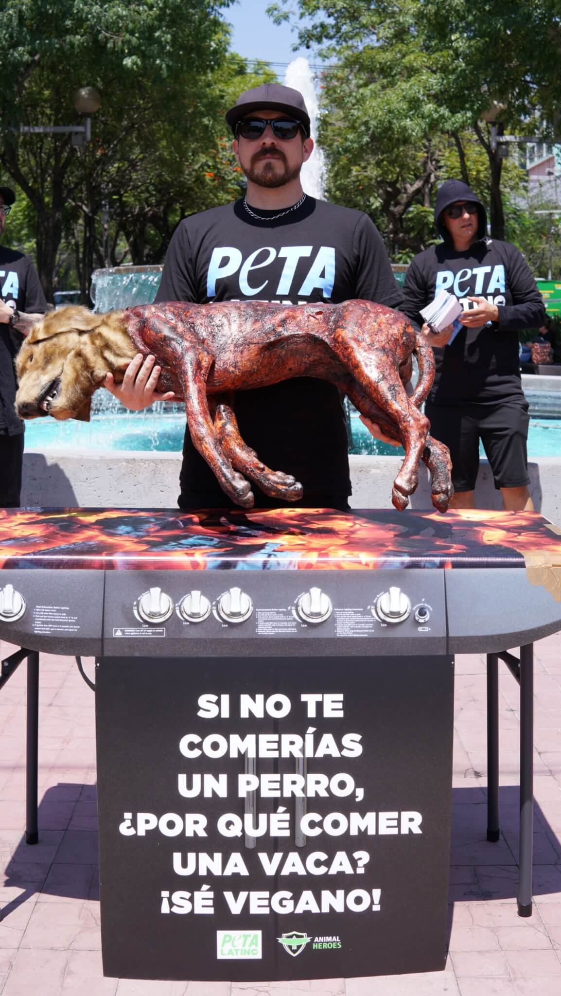 ¿Te comerías a tu perro? Gdl performance 2023 - PETA Latino