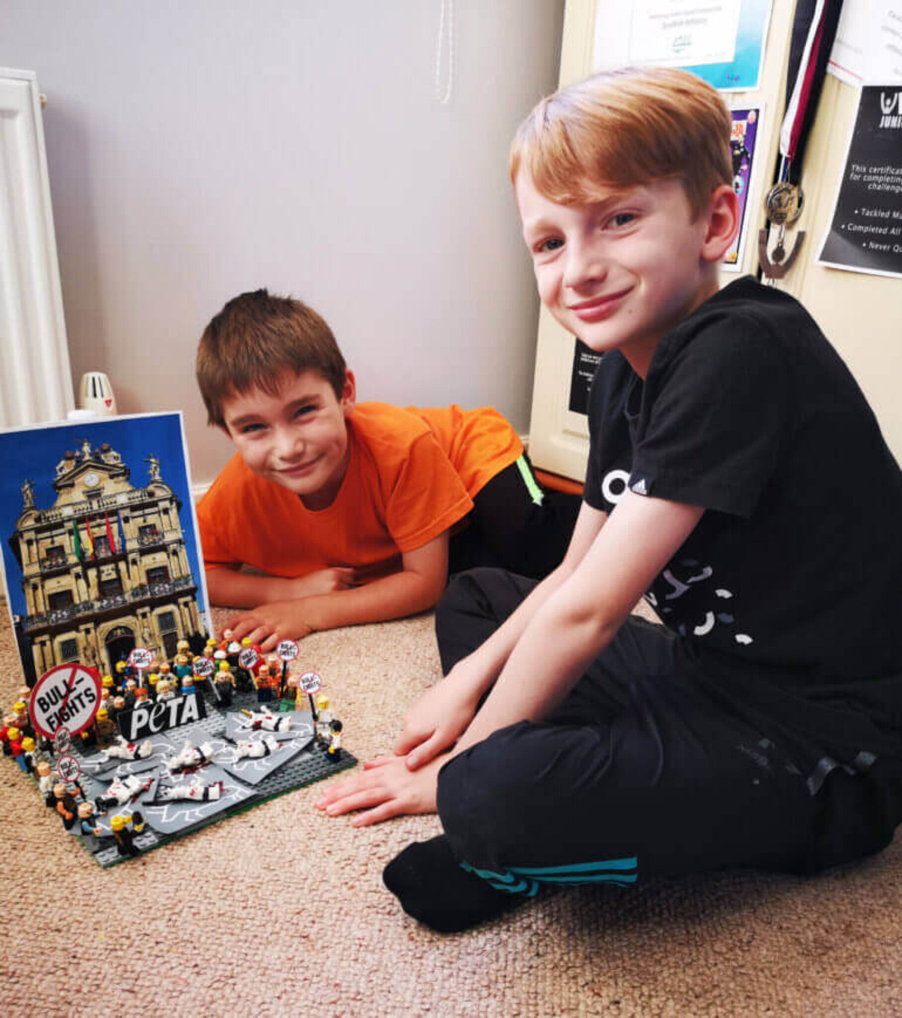 Niños recrean con LEGO una demo de PETA en los Sanfermines | PETA