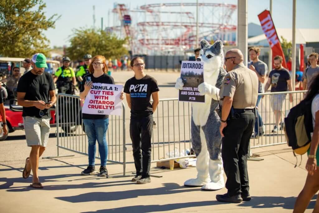 FOTOS: Miembros de PETA arrestados en evento de F1 en Austin | PETA Latino