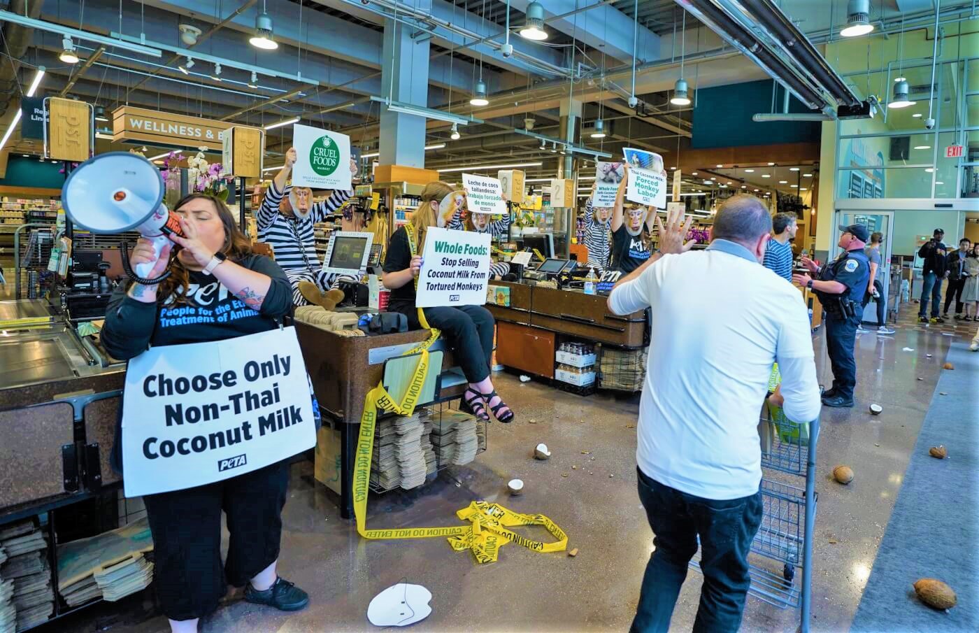 Miembros de PETA arrestados durante protesta en Whole Foods | PETA Latino
